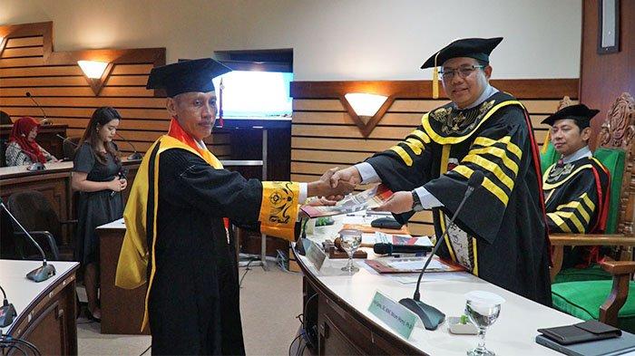 Suhendro Resmi Sandang Gelar Doktor dengan Predikat Summa Cumlaude ...