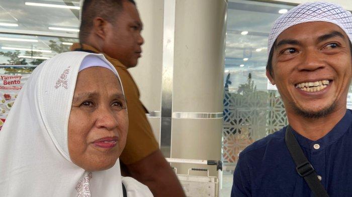 Zulkifli Samiun Menangis dan Peluk Ibunya di Bandara Sam Ratulangi ...