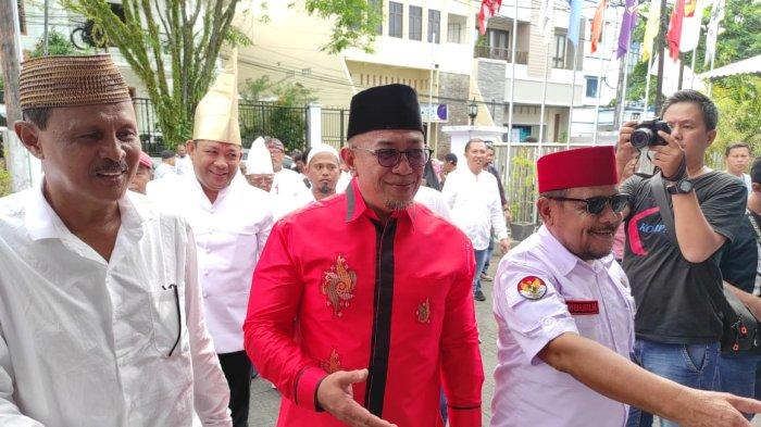 BREAKING NEWS, Pakai Kemeja Karawang Merah, Calon Senator Abid ...