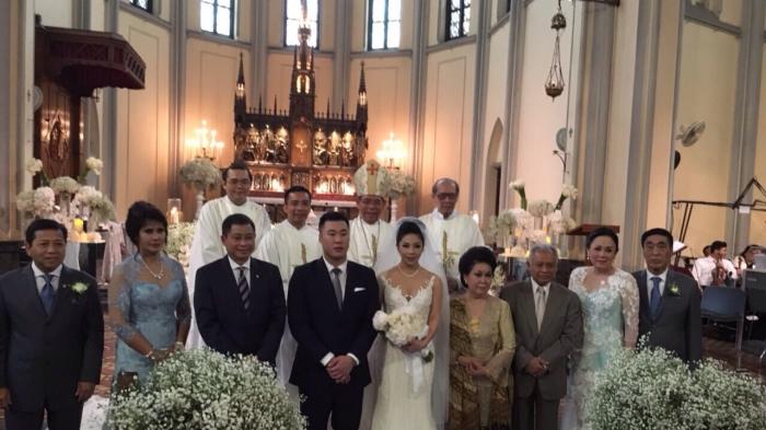 Keluarga Besar Berfoto Bersama Uskup Situmorang di Pernikahan Anak Setya Novanto di Gereja ...