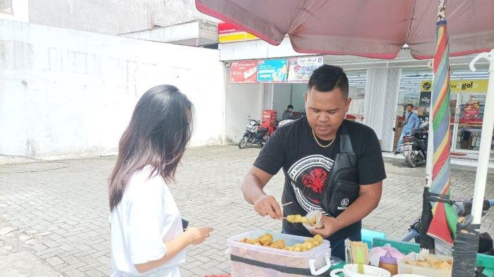 Dulu hanya Laku 5 Tusuk Kini Sehari Laku 1000, Kisah Adi Penjual Bakso ...
