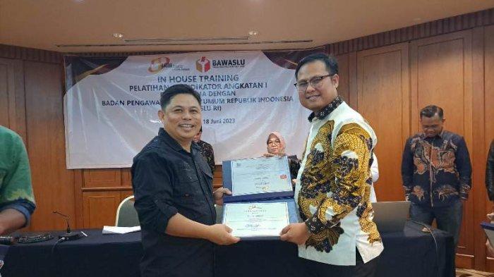 Ikuti Pelatihan Adjudikator Bawaslu RI, Rumagit Raih Penghargaan ...