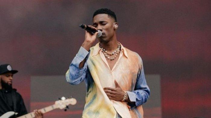 Lirik dan Terjemahan Lagu Heartbreak Anniversary - Giveon, Viral di ...