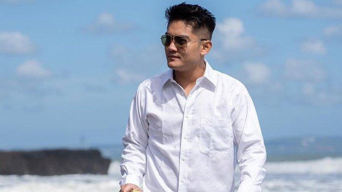 Boy William Jadi Sorotan saat Ziarah ke Makam Raymond Hartanto Sang ...