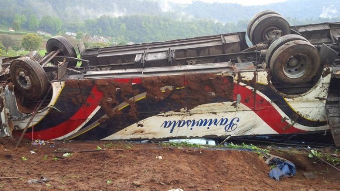 Kecelakaan Maut Pukul 01 00 Wib 3 Tewas Usai Bus Masuk Jurang Sopir