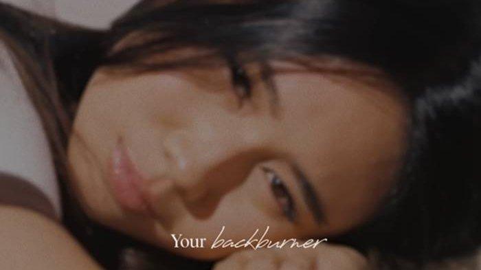 Kunci Gitar Chord NIKI - Backburner - Lengkap dengan Lirik Lagu - Tribunmanado.co.id