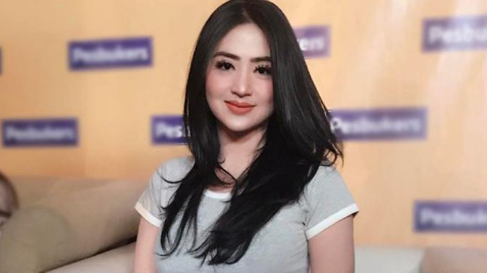 Intip Tampilan Anggun Dewi Perssik dengan Gaun Hijab, 'Tampil Beda ...