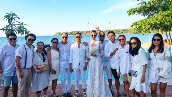 Dihadiri Keluarga dan Sahabat, Inilah 7 Potret Pernikahan Dimas Anggara dan Nadine Chandrawinata ...