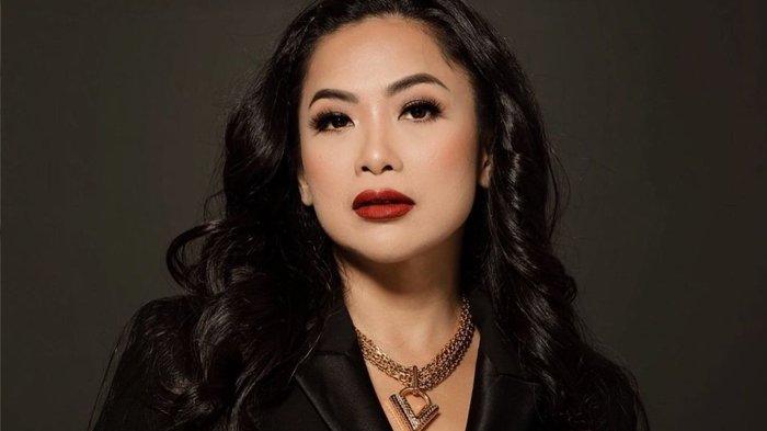 Sosok Feni Rose Presenter Rumpi No Secret yang Menjadi Nenek di Usia ...