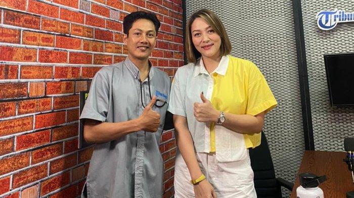 Kumpulan Foto Michaela Elsiana Paruntu saat Hadir di Kantor Tribun ...