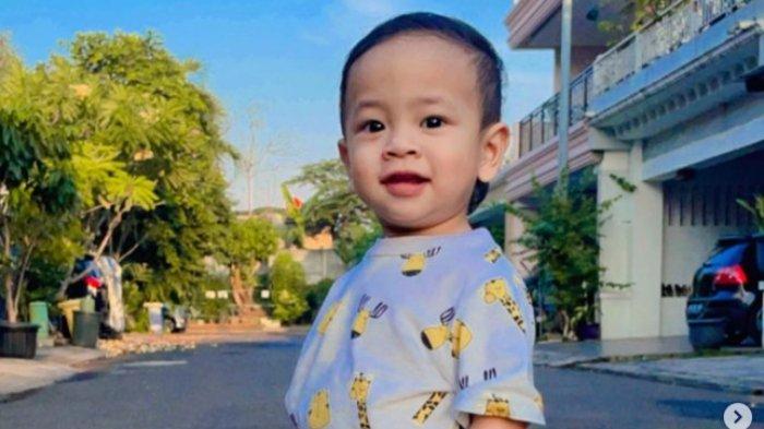 Tangis Gala Sky Panggil Mama Vanessa Angel, Digendong Sabahat Bibi ...