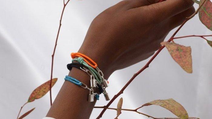 Berkolaborasi dengan UNICEF, Virgil Abloh Rancang Gelang Gombok ...