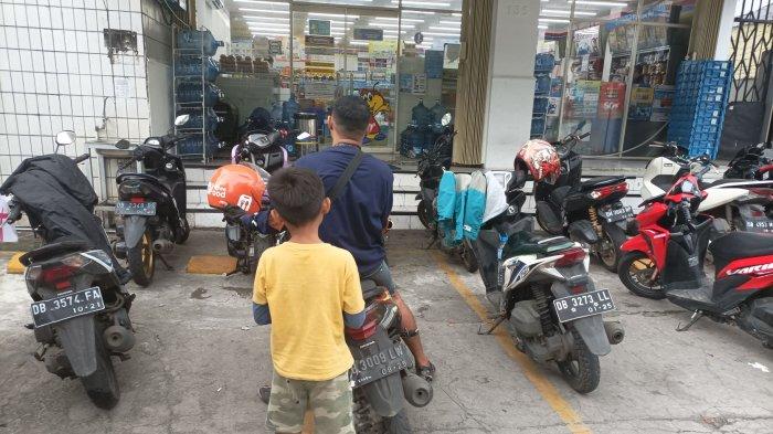 Usai Kerjakan PR Jadi Tukang Parkir, Kisah Pekerja Anak di Manado Sulawesi Utara - Tribunmanado ...