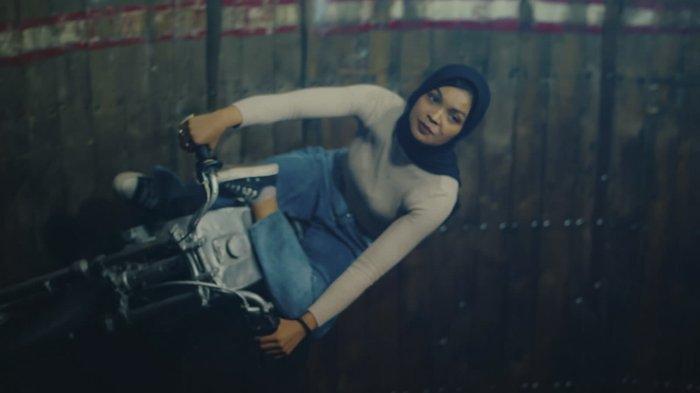 Sosok Gita Selfira, Gadis Cantik Joki Motor Tong Setan, Bisa Dapat ...