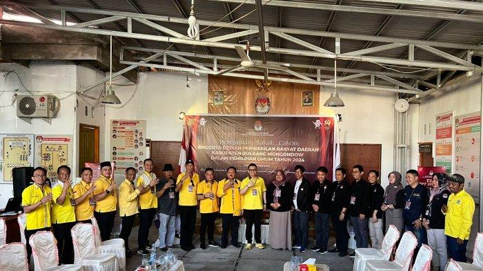 Aditya Anugerah Moha Pimpin Golkar Bolmong Daftarkan 30 Bacaleg Ke KPU - Tribunmanado.co.id