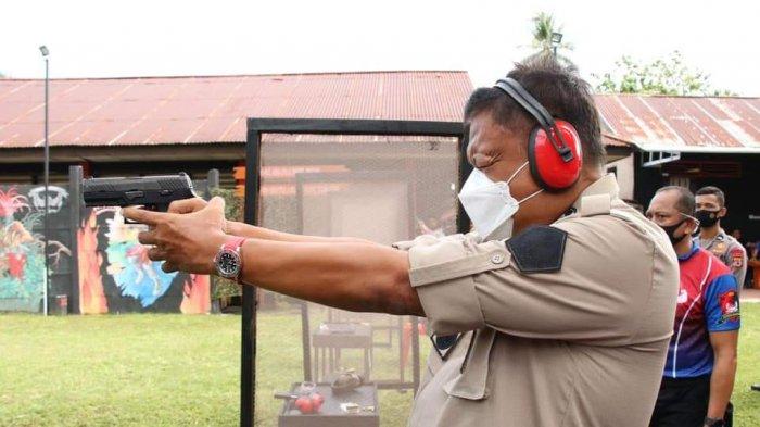 Dor! Bidikan Pistol Gubernur Olly Tepat Sasaran, Jajal Lomba Menembak ...