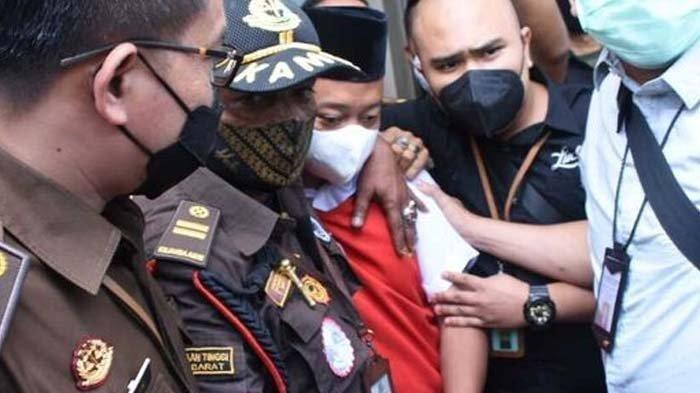 Masih Ingat Herry Wirawan? Pemerkosa 13 Santri hingga Hamil di Bandung ...