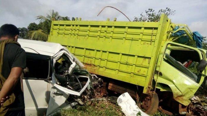 Kecelakaan Maut Hari Ini, Mobil Pikap Oleng Lalu Tabrakan dengan Truk, 2 Orang Tewas ...