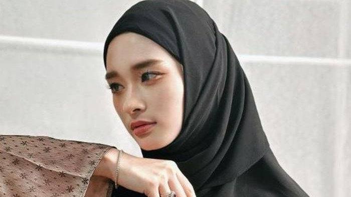 Inara Rusli Pamer Foto Tanpa Hijab, Terlihat Cantik Mempesona tapi Disindir Netizen - Halaman ...