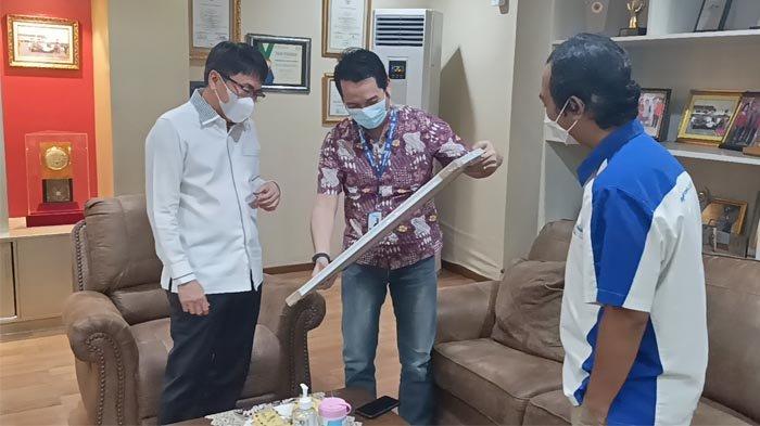 Wali Kota Andrei Angouw Semringah Terima Edisi Liputan Merdeka Versi ...