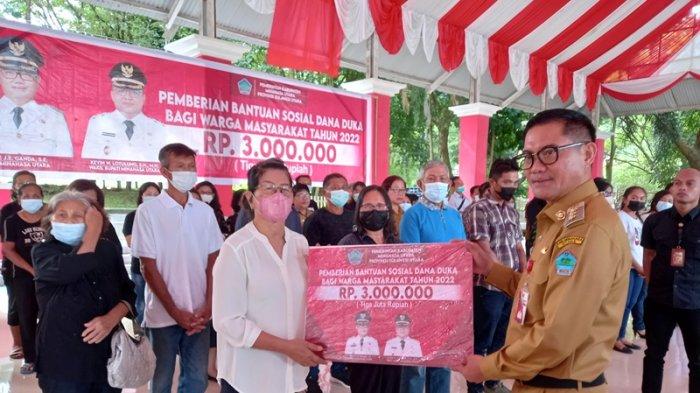 Bupati Joune Ganda Serahkan Dana Duka Rp 3 Juta Kepada 176 Ahli Waris ...