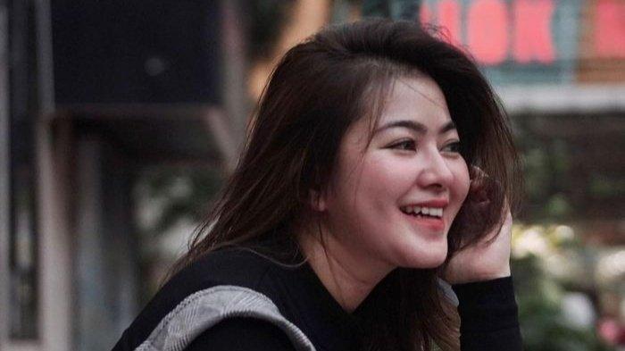 Ingat Sherrin Tharia Eks Istri Zumi Zola? Betah Menjada, Kini Dijaga ...