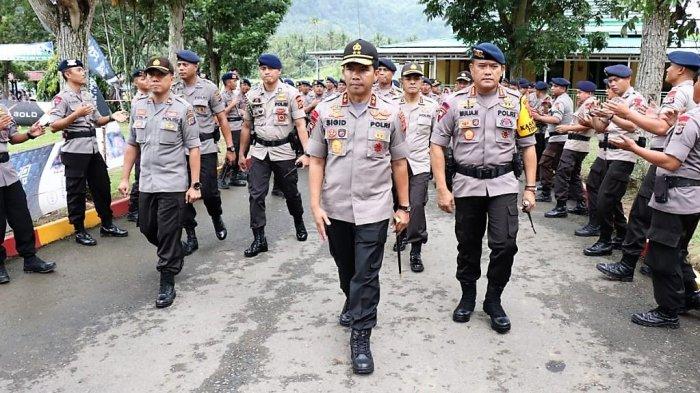 Anggota Brimob Batalyon B Pelopor dapat Hadiah dari Kapolda Sulut - Tribunmanado.co.id