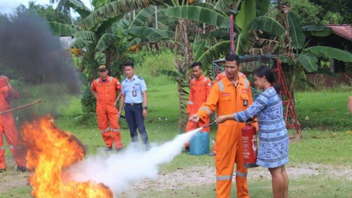 Angkasa Pura I Sosialisasi Penggunaan APAR di Area Bandara Samrat ...