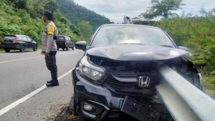 Kecelakaan Maut, Mobil Brio Tabrak Pembatas Jalan, Tertusuk hingga Belakang, Istri Pengemudi ...