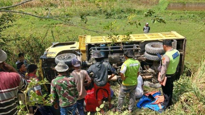 Kecelakaan Maut, Satu Orang Tewas, Jalan Ambles Bikin Truk Muatan Batu Jatuh Ke Jurang ...