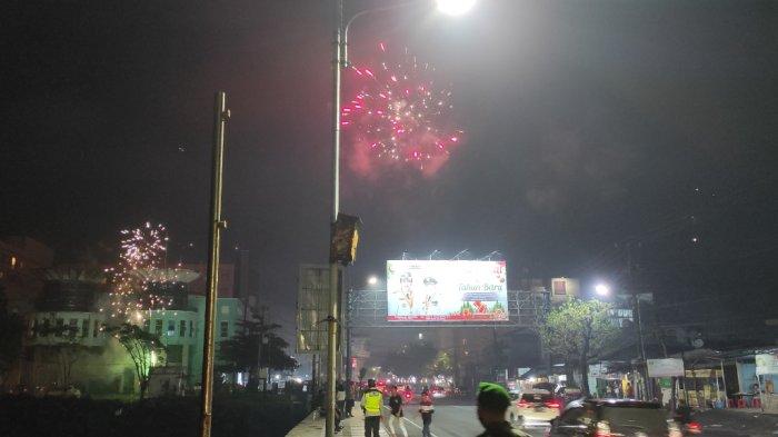 Meski Dilarang, Langit Manado Menyala oleh Kembang Api di Tahun Baru 2022 - Tribunmanado.co.id