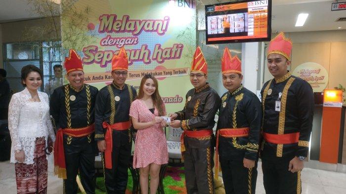 Ketika Jajaran BNI Manado Berbaju Adat Minahasa, Melayani dan Manjakan ...