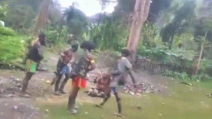 Kkb Papua Pimpinan Joni Botak Dan Lewis Kogoya Saling Serang Terlibat Baku Tembak Di Puncak