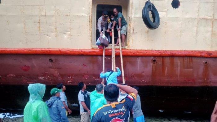 202 Penumpang Selamat Usai KM Glory Mary Kandas di Pantai Saliran ...