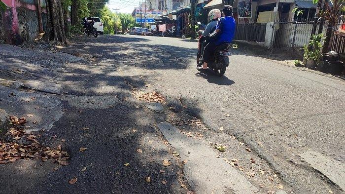 Warga Kleak Manado Keluhkan Jalan Berlubang Bertahun-tahun Tidak Diperbaiki - Tribunmanado.co.id