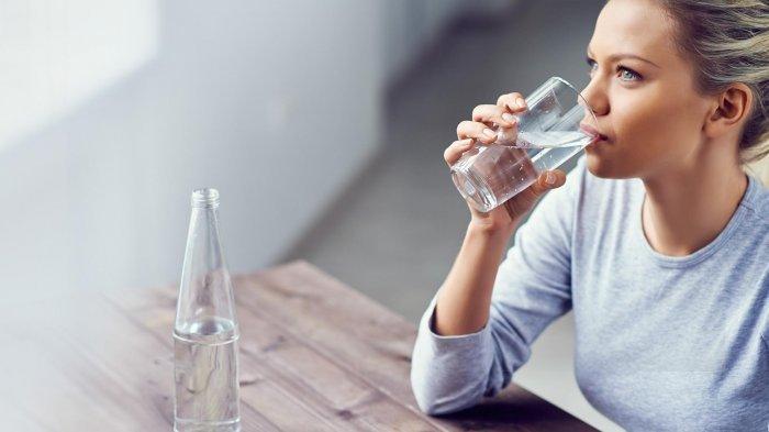 Bukan 8 Gelas Sehari, Ini Cara Minum Air Putih yang Benar ...