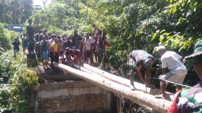TNI AD di Talaud Bantu Warga Perbaiki Jembatan yang Putus Akibat Banjir Bandang - Tribunmanado.co.id