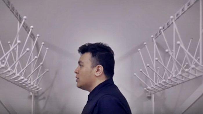 Chord dan Lirik Lagu 'Sepatu' - Tulus: Ku Senang Bila Diajak Berlari ...