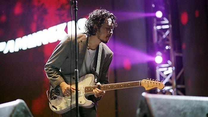 Lirik dan Terjemahan Lagu Riding The Wave - Pamungkas: For a Thought I ...