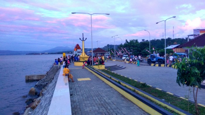 Warga Amurang Tak Sabar Tunggu Gerhana Bulan di Tugu 'Aim Amurang ...