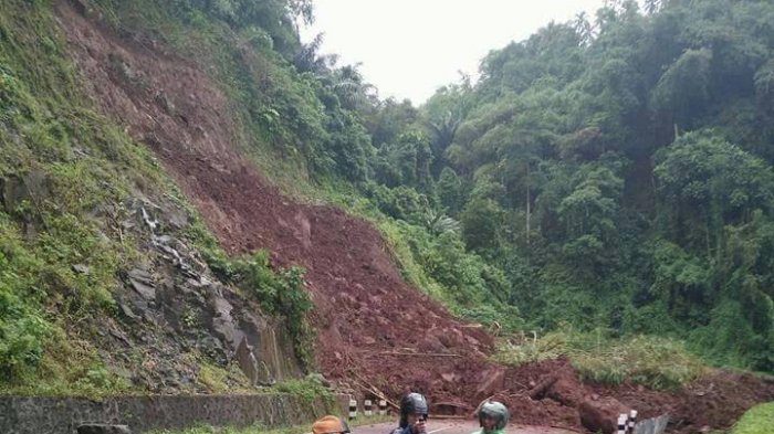 Longsor di Tambulinas, Jalur Manado-Tomohon Macet Total - Tribunmanado.co.id