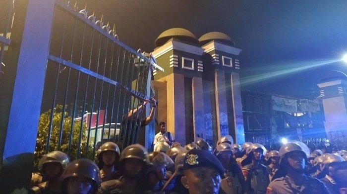 Mahasiswa Berhasil Merusak Pagar dan Merangsek Masuk ke Halaman Gedung DPR-MPR RI - Tribunmanado ...