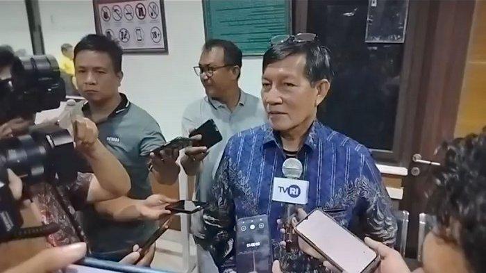Diperiksa 3 Jam, Inilah Potret saat Vicky Lumentut Hadir di Sidang ...