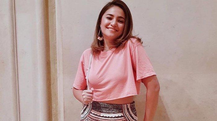 Bikin Salfok! Marshanda Pamer Foto Pakai Busana Belahan Dada Rendah ...