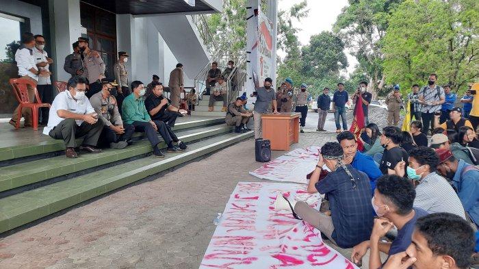 Gelar Aksi Demo di Depan Gedung DPRD Minahasa Sulawesi Utara, Ini ...