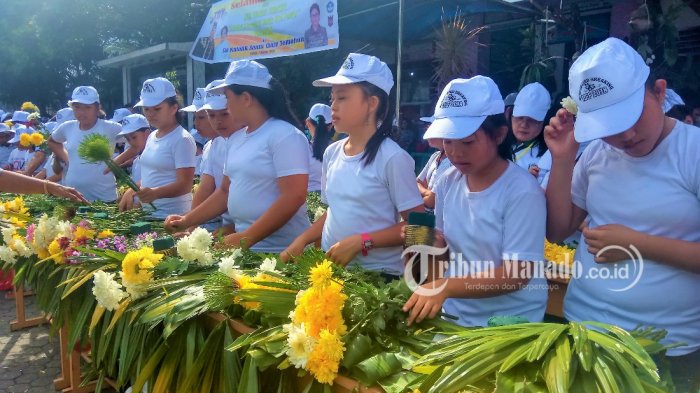 Para Siswa Berkumpul Ikut Lomba Merangkai Bunga, Semarak TIFF 2018 ...