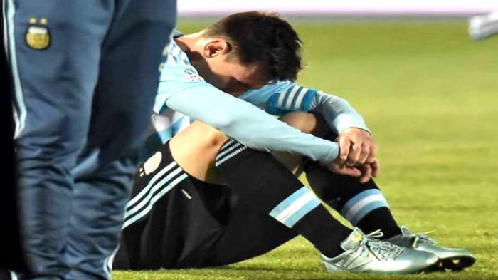 Fantastis! Bola yang Bikin Lionel Messi Gantung Sepatu Dijual Seharga ...