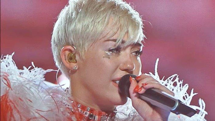 Chord When I Look At You - Miley Cyrus - Tribunmanado.co.id