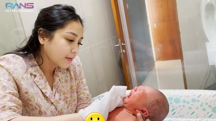 Potret Lucu Rayyanza di Dalam Tas Nagita Slavina, Harga Tas Jadi Sorotan - Tribunmanado.co.id