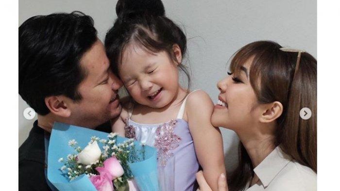Gisella Anastasia dan Gading Marten Foto Bareng Gempi Bergaya Rock and Roll, Gagal Move On ...